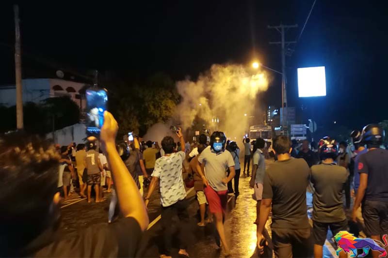 අගමැතිගේ නිවස අසළ විරෝධයට කදුළු ගෑස් - Life Traveler