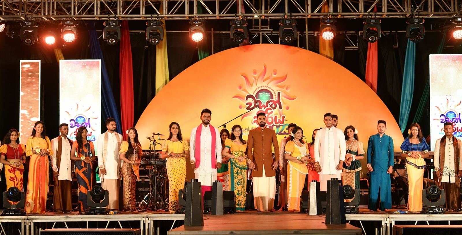 ගෝල්ෆේස් අවුරුදු කුමරියට රෝසිගෙන් කිරුළ. අවුරුදු යුවලම එකට, ෂැංග්‍රිලා ...
