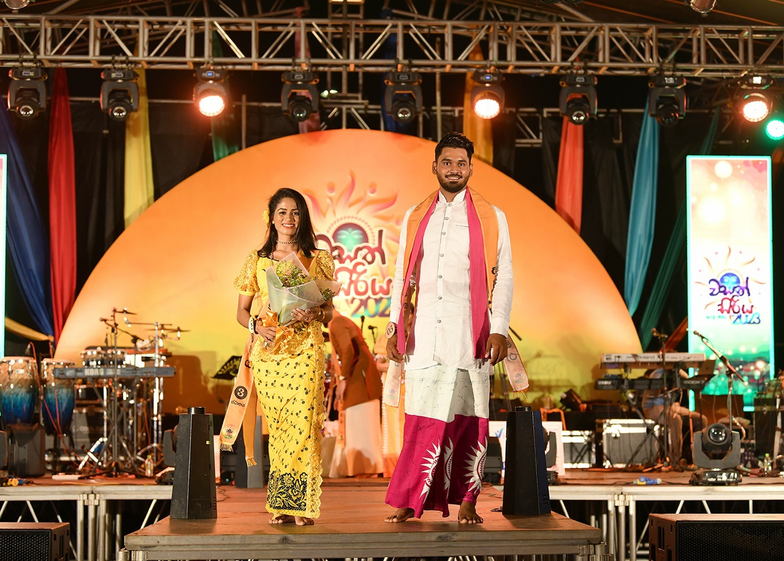 ගෝල්ෆේස් අවුරුදු කුමරියට රෝසිගෙන් කිරුළ. අවුරුදු යුවලම එකට, ෂැංග්‍රිලා ...