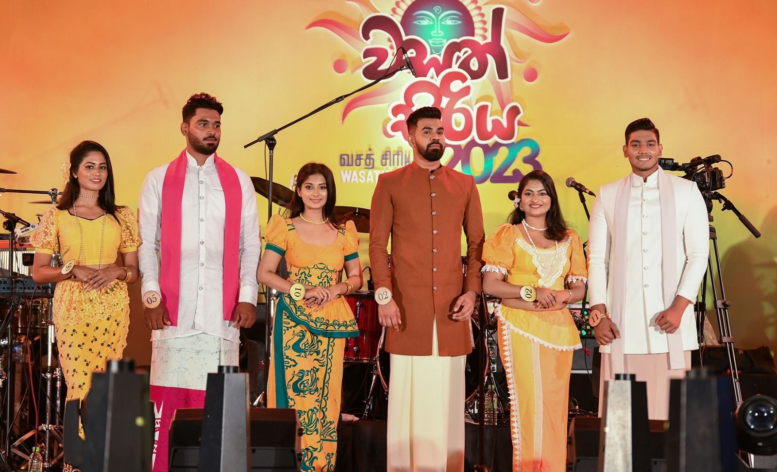 ගෝල්ෆේස් අවුරුදු කුමරියට රෝසිගෙන් කිරුළ. අවුරුදු යුවලම එකට, ෂැංග්‍රිලා ...