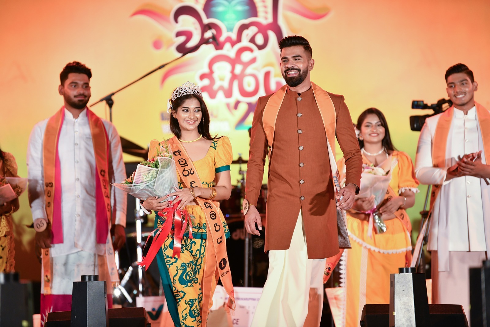 ගෝල්ෆේස් අවුරුදු කුමරියට රෝසිගෙන් කිරුළ. අවුරුදු යුවලම එකට, ෂැංග්‍රිලා ...